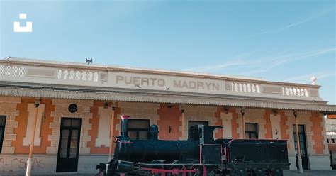 기차역 앞에 기차가 주차되어 있습니다 사진 Unsplash의 무료 아르헨티나 이미지