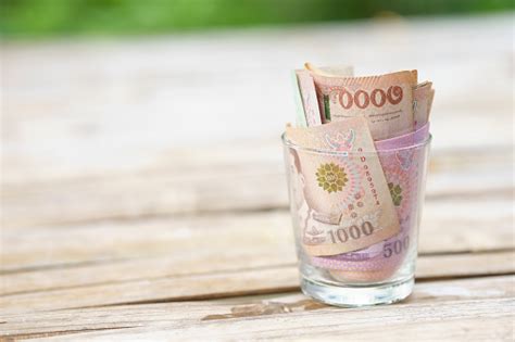 나무 테이블에 놓인 유리와 지갑에 태국 지폐 비즈니스 및 금융 개념 텍스트공간을 복사합니다 가격에 대한 스톡 사진 및 기타