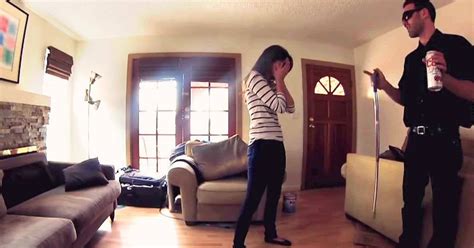 Guy Pretends To Be Blind And Pranks Unsuspecting Helpers Fascinately