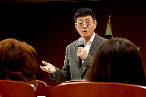 서울북부 지역 교감들에게 성조숙증과 비만의 연관성에 대해 특강을 하는 박기원 회장 에듀포토