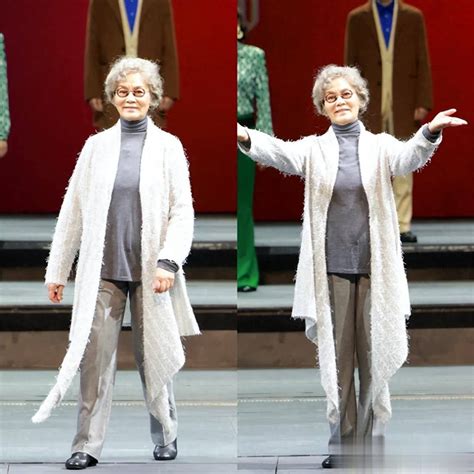 69岁潘虹亲身示范：白发不染色、发不过肩、穿衣不花哨，优雅到老 360娱乐，你开心就好