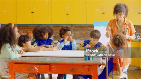 그림 교실 학교에서 학습과 창의성을 위한 그룹 및 교사와 함께하는 아이들 미술 수업 아이 그리고 함께 유치원에서 교육을 위해 그림을 그리거나 재미를 위해 색으로 그림을