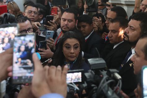 Presidenta Del Congreso Brinda Una Conferencia De Prensa Sobre Retraso