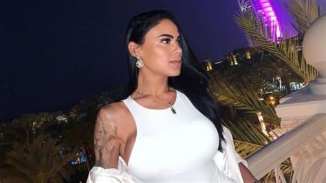 Viral Seorang Model Seksi Cari Pacar Lewat Tinder Dengan Syarat Bebas Virus Covid