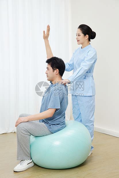 帮助病患做拉伸复健训练的女护士高清图片下载 正版图片502490628 摄图网