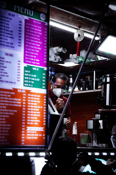 Un Homme Debout Devant Un Menu Dans Un Restaurant Photo Photo Bình