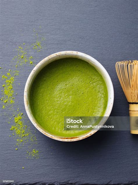 말차 녹차 한 잔 회색 돌 배경 공간을 복사합니다 맨 위 보기입니다 일본식 찻잔에 대한 스톡 사진 및 기타 이미지 일본식 찻잔 가루로 빻은 건강한 생활방식 Istock