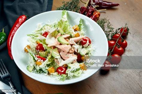 나무 배경에 흰색 접시에 훈제 연어와 함께 제공 시저 샐러드에 가까운 보기 맛있는 해산물 샐러드 0명에 대한 스톡 사진 및 기타
