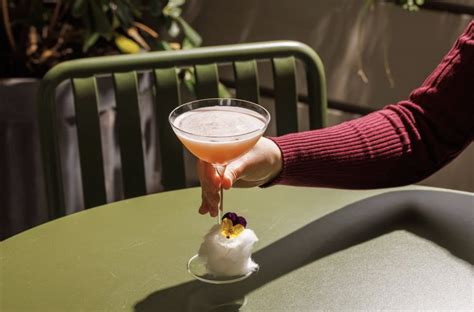 Craft Cocktail Culture Exploring Vibrant Bar Scenes — Exploratory