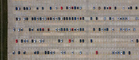 항공 보기 새로운 자동차 판매를 위한 자동차 공장 Geely의 거리 주차에 줄지어 상업 산업용 자동차 및 자동차 주차장 산업 개념 0명에 대한 스톡 사진 및 기타 이미지