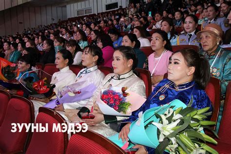 Фото Ерөнхийлөгч хилчин эмэгтэйчүүдэд Алдарт эх ийн одон гардууллаа