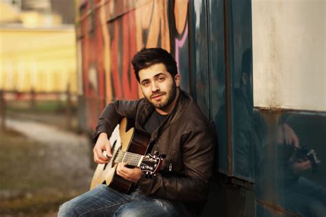 Violonista E Guitarrista Italiano Luca Stricagnoli Faz Show Em Porto