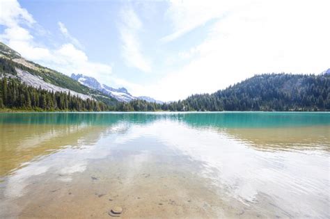 Lago de serenidade nas montanhas na temporada de verão belas paisagens