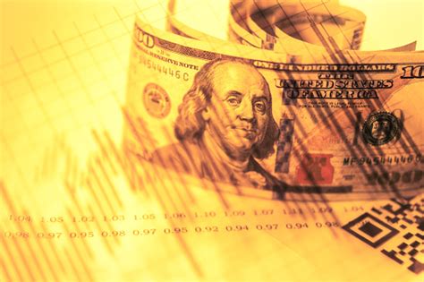 이중 노출 주식 시장 디스플레이 또는 Forex 무역 달러 지폐에 그래프와 촛대 차트 Qr코드에 대한 스톡 사진 및 기타 이미지