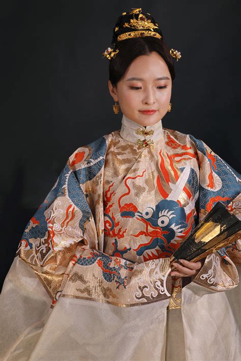 Ming Dynasty Ladys Robe 明牙白偏襟女袍