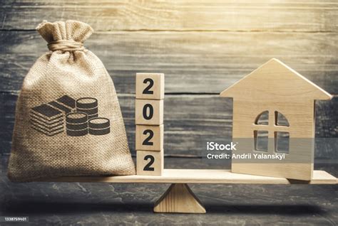 머니 백 2022 및 비늘에 목조 주택 부동산 개념 가족 예산 계획 투자 계획 저축 모기지 및 모기지 금리 예측 대부 재융자 홈 2022년에 대한 스톡 사진 및 기타 이미지