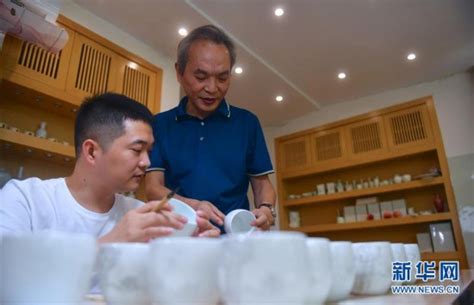 陶瓷艺人毛光辉丹青妙手绘匠心 书画院 中国青年网
