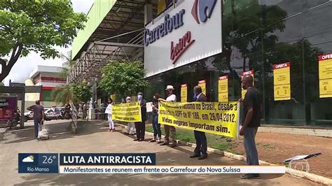 Vídeo Manifestantes protestam contra o racismo em frente ao Carrefour