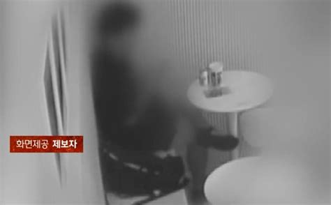 여성들 슬쩍 보고 옷에 손 넣고 만지작카페서 음란행위한 10대 영상 뉴스1