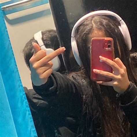 Isabela Sequeira 🦋 Que • Threads Say More