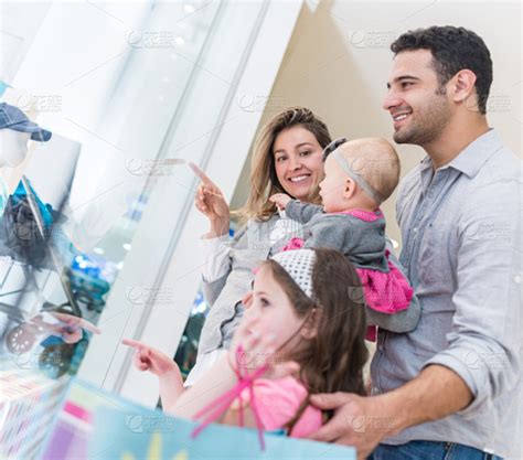 购物中心家庭婴儿商店逛橱窗服装店水平画幅父母顾客商店母亲