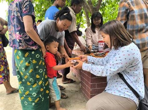 မုံရွာမြို့နယ်တွင် ရေရှည်စစ်ဘေးရှောင်ပြည်သူများကို ရေခဲမုန့်များ ကျွေးမွေး Khit Thit Media