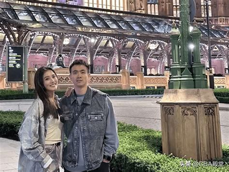 刚放假，赵继伟又开始秀恩爱了！与王君瑞现身澳门，还送搞怪表情度假阶段球员