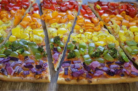 무지개 피자 요리법 접시 어린이 가족 식사 삼각형으로 잘라 건강 한 야채 토 핑 모 짜 렐 라 치즈 피자 전문점 이탈리안 레스토랑 토마토 후추 달 옥수수 브로콜리 양파