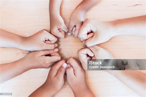 부모와 아이 들 주먹 화합과 팀워크를 보여주는 동그라미에 손을 가족에 대한 스톡 사진 및 기타 이미지 가족 감각 지각 개념 Istock