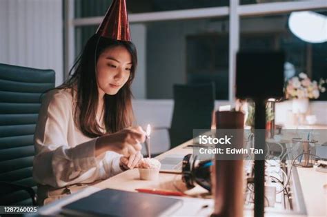 아시아 의 아름 다운 여자 혼자 작업 늦게 작업 사무실에서 그녀의 생일 화상 회의 와 그녀의 동료 와 다른 지점 20 24세에
