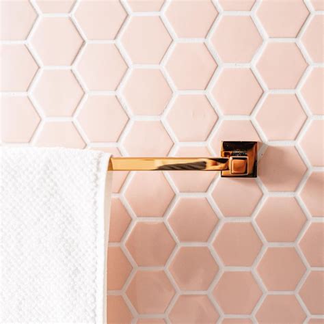 Banheiro contemporâneo branco e rosa metais dourados e revestimento hexágono Decor Salteado
