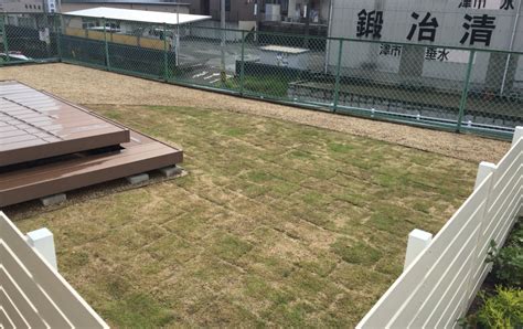 ふんだんな緑と木調フェンスをアクセントにしたナチュラルガーデン （株）ファミリーエクステリア