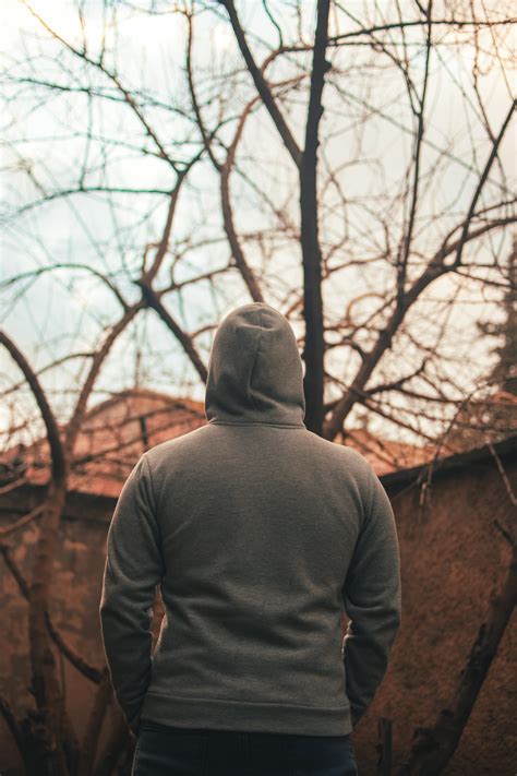 Homme En Sweat à Capuche Gris Debout · Photo Gratuite