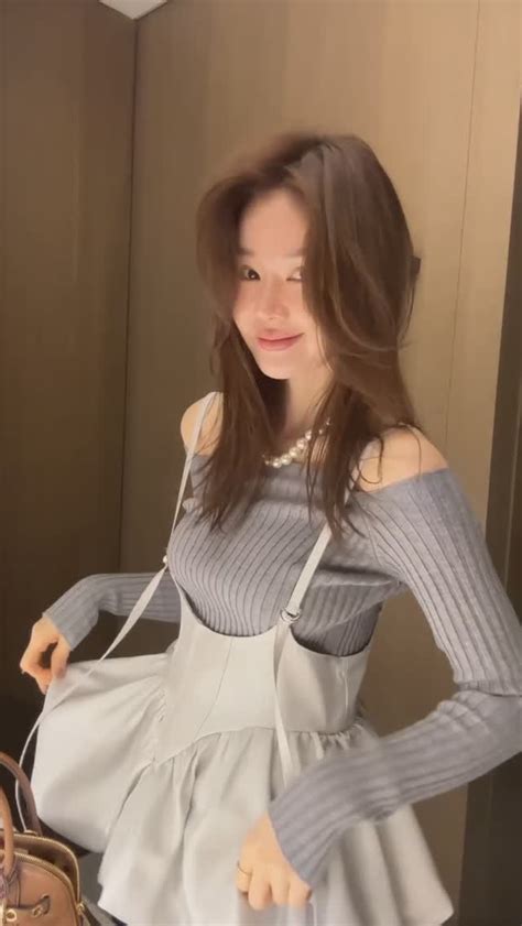 파티수 밑단의 셔링 디자인이 매력을 더해주는 페미닌한 무드의 뷔스티에와 스커트 셋업밑단의 넓은 리얼 포켓 디자인으로 이루어져 포인트 톡톡히 해드릴 스트라이프 셔츠와