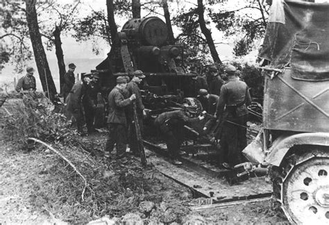 Немецкие солдаты устанавливают тяжелую 305-мм мортиру M16 на ...