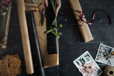 테이블 위에 꽃을 들고 있는 사람 사진 Unsplash의 운세 이미지