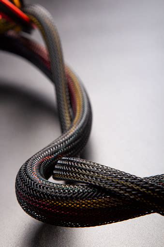 검은 색 커넥터와 뱀 피부와 케이블 검은 색 배경에 번들로 검은 색 편조 와이어 데이터 라인 보호 와이어 난연성 나일론 튜브 0명에 대한 스톡 사진 및 기타 이미지 Istock