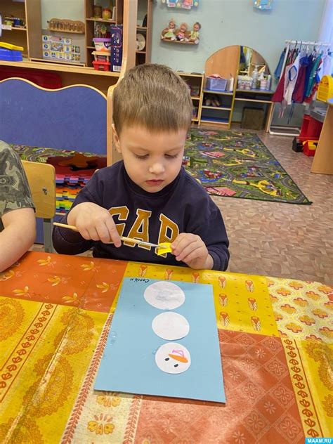 Конспект занятия по аппликации «Весёлый снеговик во второй младшей группе 3 фото