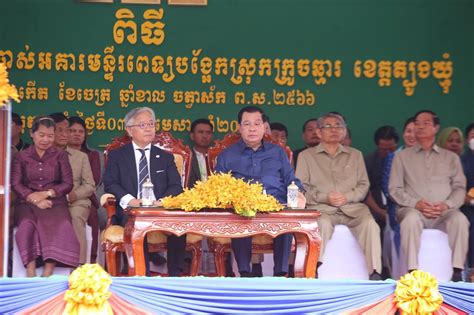 សម្តេចតេជោ ហ៊ុន សែន ណែនាំឲ្យគ្រប់សាលារៀនទាំងអស់ គួរតម្រូវឲ្យសិស្សគោរពទង់ជាតិ ដោយការច្រៀងចម្រៀង