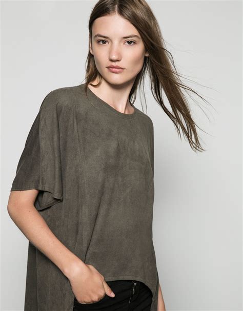 Длинная асимметричная футболка из замши - Футболки - Bershka Russia ...