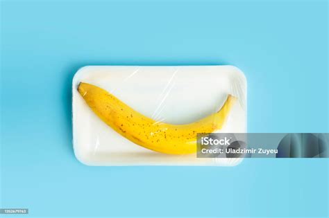 슈퍼마켓에서 플라스틱 포장에 과일은 최소한의 셀로판의 바나나와 파란색 배경에 분해할 수 없는 플라스틱 생분해성 제품 포장 환경