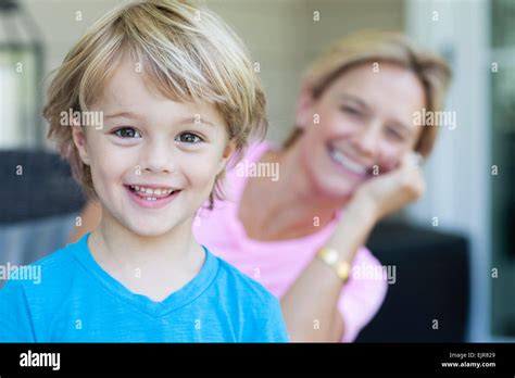 Junge Und Mutter Fotos Und Bildmaterial In Hoher Auflösung Alamy