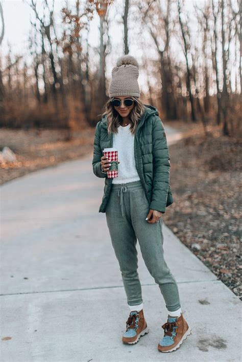 15 Cute Hiking Outfits To Wear On Nature Walks Comfy Outfits Winter