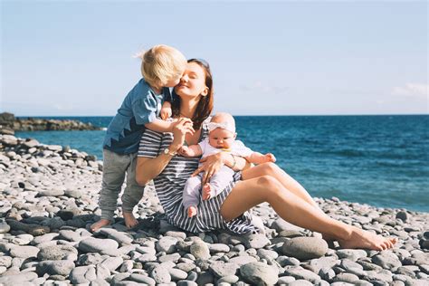 Las familias monoparentales con dos hijos serán consideradas familia numerosa en España a