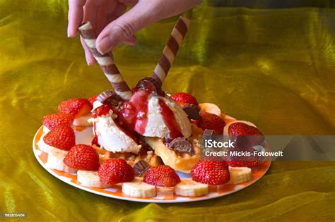 딸기 바나나 라즈베리 소스와 와플 디저트 아이스크림 장식 0명에 대한 스톡 사진 및 기타 이미지 0명 과일 냉동된 Istock