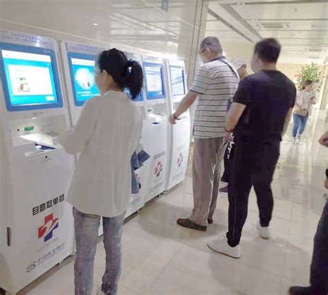 医院自动挂号机 215寸红外触摸取号机落地单屏款 产品关键词去医院自动挂号机医院自动取号机一般医院自助挂号机医院挂号机门大自动取号