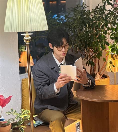 8 Potret Yun Ji On Di Balik Layar Drama Love Next Door