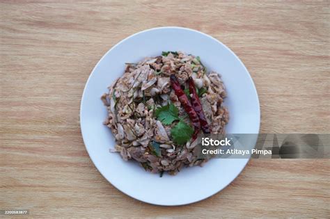 허브식품 재료와 섞인 홈메이드 매운 영 잭프루트 샐러드를 접시에 담아 제공합니다 컨셉 태국의 현지 전통 음식 맛있는 건강 메뉴 상의 모습 개념에 대한 스톡 사진 및 기타