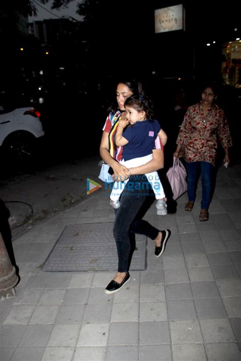 Shahid Kapoors Wife Mira Rajput Snapped At Their Daughter Mishas