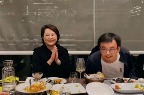 52岁袁立带老公聚会，夫妻合唱大秀恩爱，她素颜出镜已是大妈模样腾讯新闻